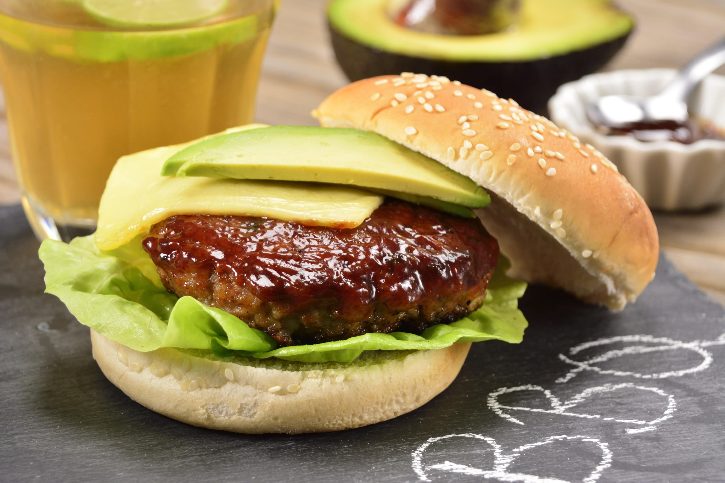Ajuaa Punto Com Hamburguesa con salsa BBQ. Ajuaa Punto Com Hamburguesa con salsa BBQ.